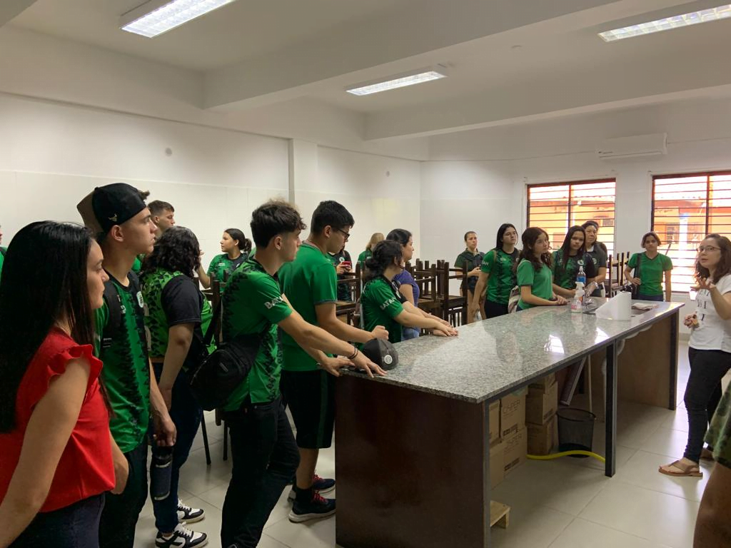 Colegio Centro Intercultural Loma Plata CENEDIN visitó la FP-UNA ...